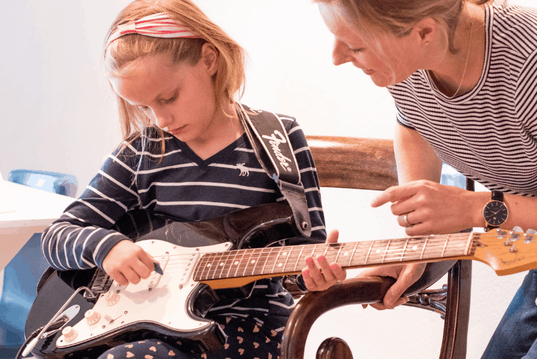 How to Teach Your Kids Guitar With Fender Play – TwinPickle
